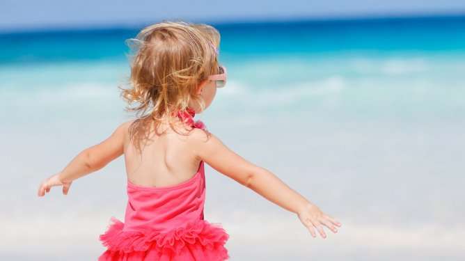 lapsi_tanssii_rannalla_668-2 | Lapsi tarvitsee vastuuta | Vau.fi